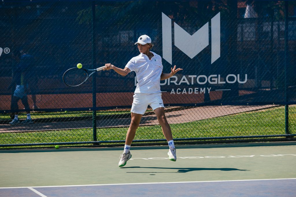Accompanying a tennis forehand: master power and precision